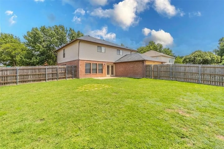 Spacious Frisco House - Frisco, TX