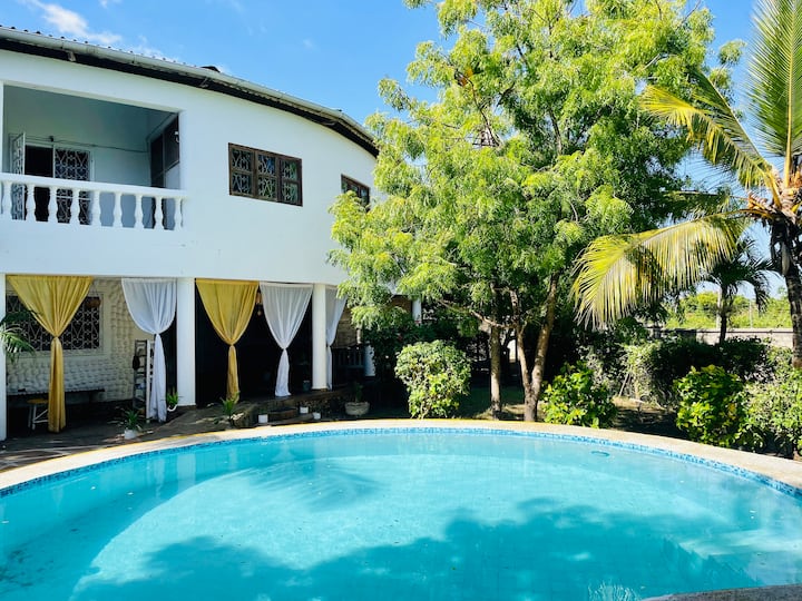 Spacious En-suite Yamo With Breakfast At Casahera - Diani Beach