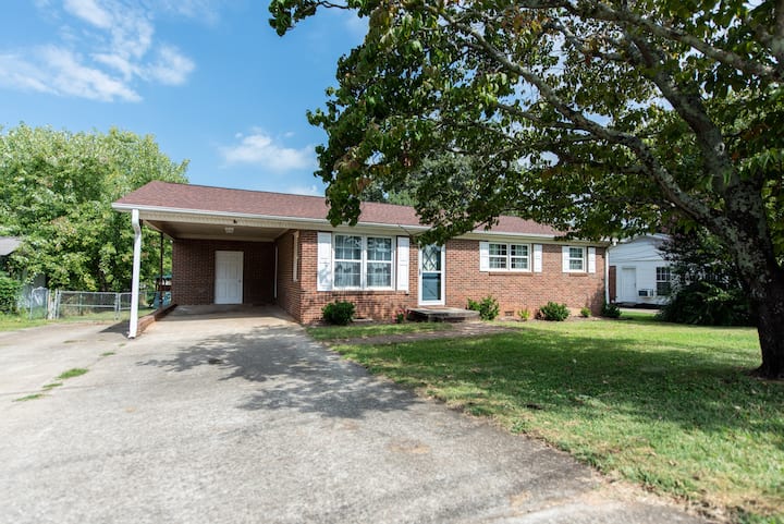 Family And Pet Friendly ~ 3 Br ~ Fenced-in Yard - Travelers Rest, SC