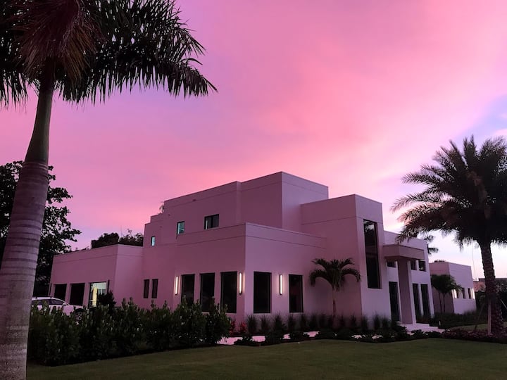 New Modern House - Walk To Beach - Naples, FL
