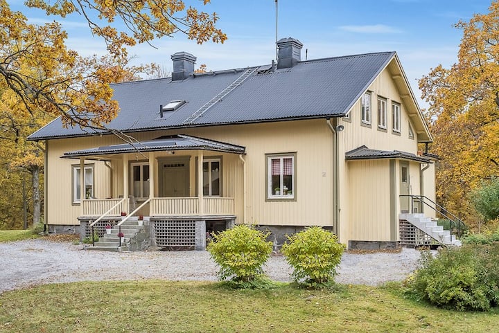 160 Kvm Lgh Nv I Sekelskiftvilla - Ekerö