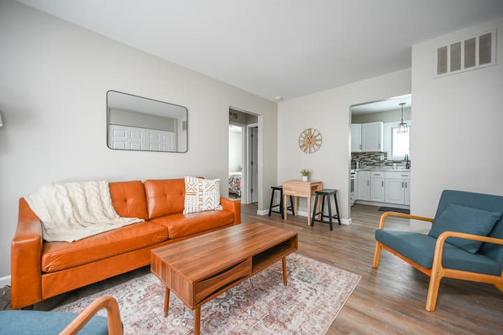 Cute Convenient Midland Duplex - 密德蘭