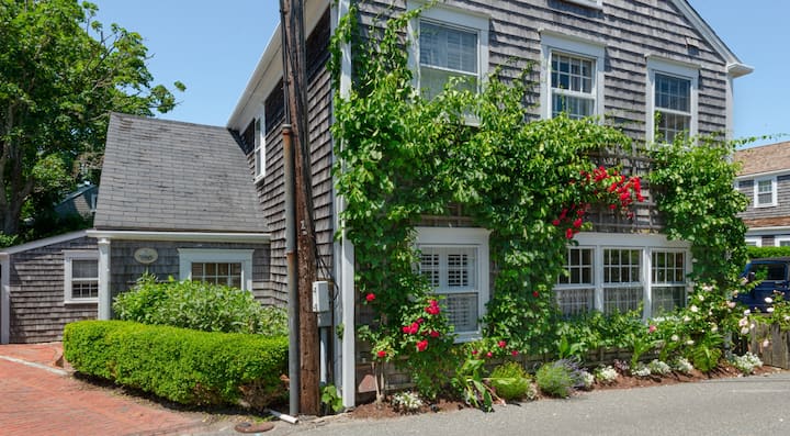 Classic Nantucket Home- In Town - Jetties Beach, MA