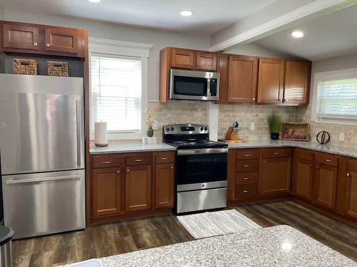 Cozy 3 Br & Small Fenced Yard - Wilmington, DE