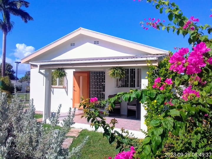 Rockley/accra Beach Cottage. Short Walk To It All! - Barbados
