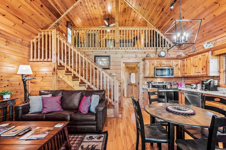 Cabin Life, It’s Where Memories Are Made. Sleeps 4 - Gatlinburg