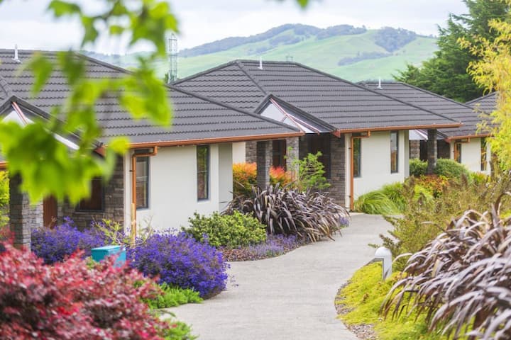 Large Property, Multi-chalets, Up-to 3 In A Chalet - Cambridge