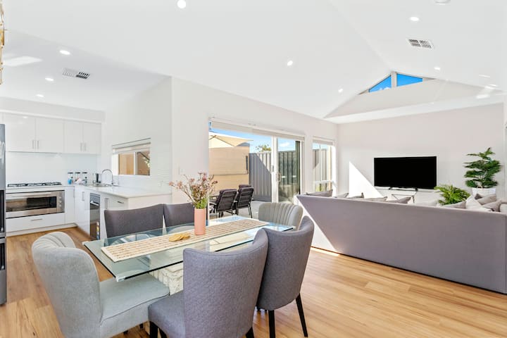 The Mandalay—a Peaceful Modern Family Retreat - Joondalup