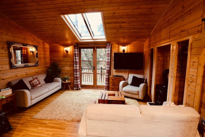 Rustic Log Cabin In The Woods - Fordingbridge