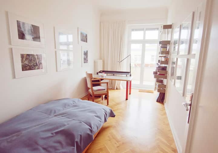 Schönes Zimmer Mit Balkon Im 4. Stock Mit Aufzug - Berlin