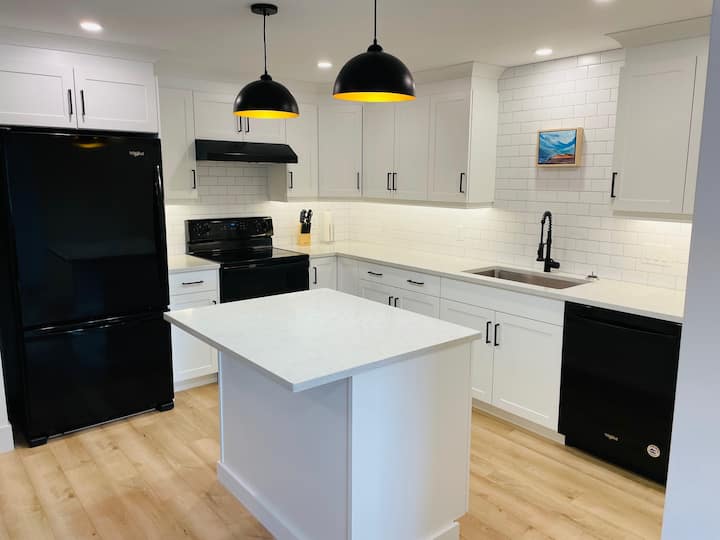 Spacious, Bright | 2bdrm | King Bed | Free Parking - Charlottetown