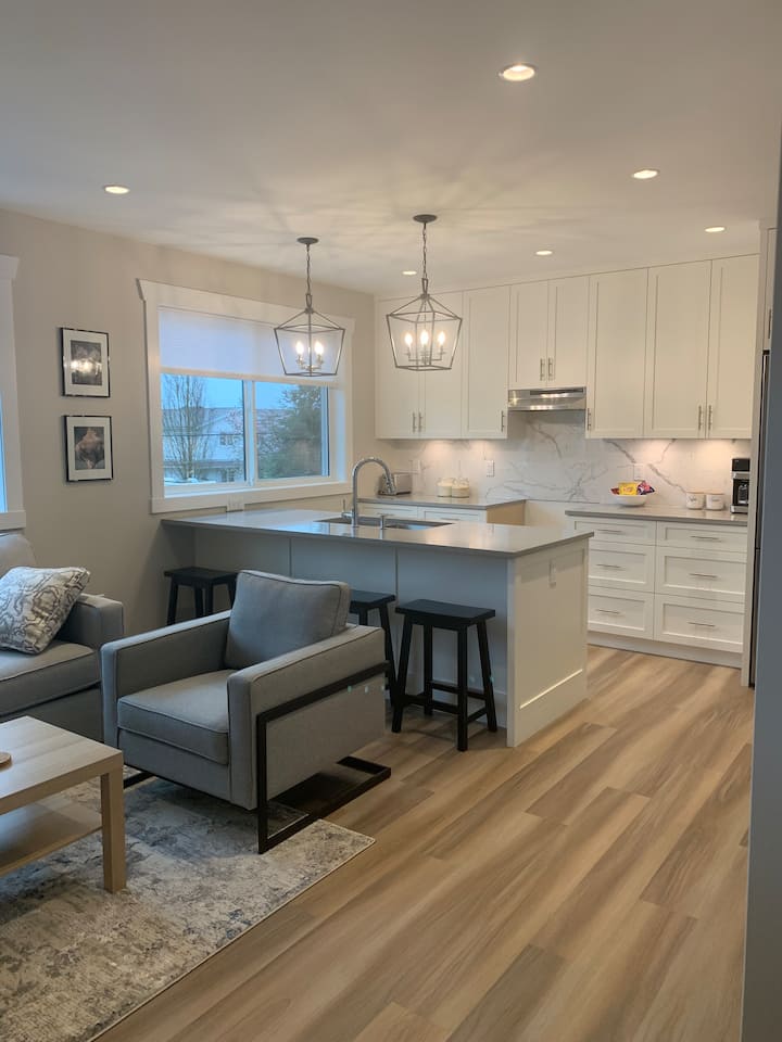 Poolside Retreat - Port Moody