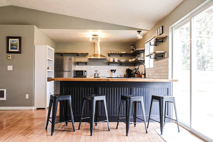 Pet Friendly Home Near Parks & Dry Canyon Trail! - Redmond, OR