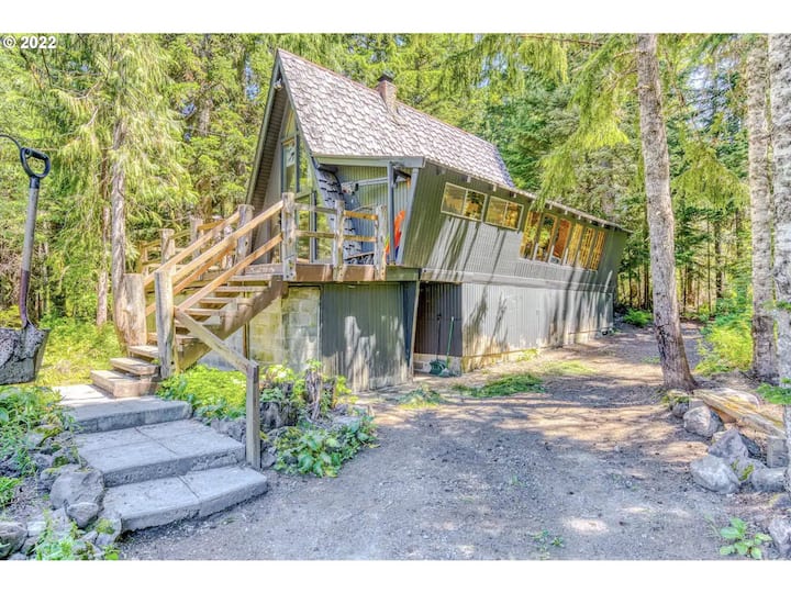 Vintage Ski In/ Out A-frame! Sleeps 11-13 +Hot Tub - Government Camp, OR