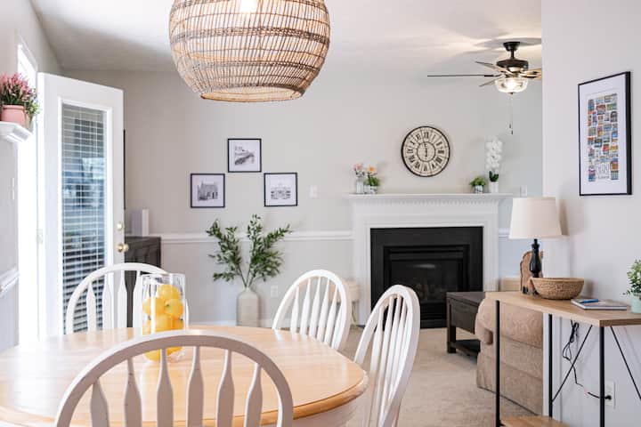 Spacious Home Centrally Located W/large Fenced Yrd - Richmond, VA