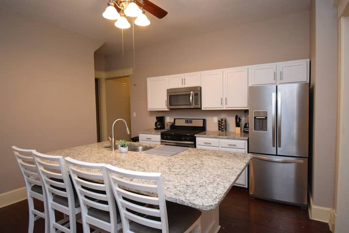 Stylish 4 Br In Iconic Fountain Square - Indianapolis, IN