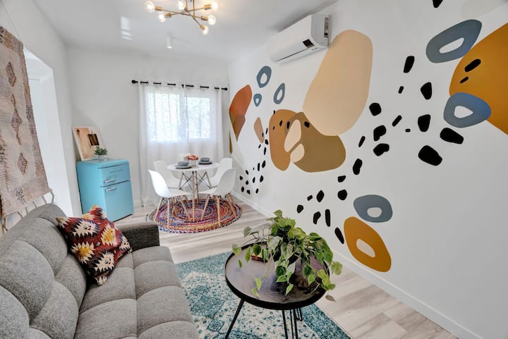 Charming And Retro One-bedroom - 橘郡