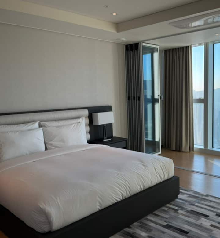 바다가보이는
럭셔리.고층 쓰리룸  
기준인원 6인.
최대(8~10인) - Gangneung-si