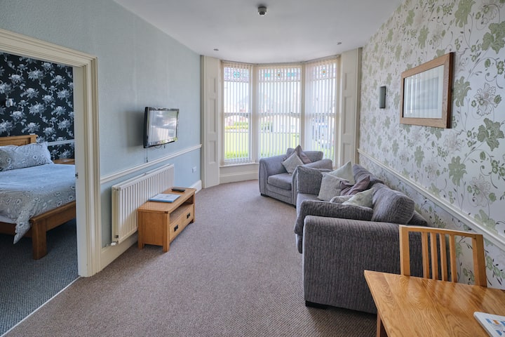 Midships Apartment. - Tenby