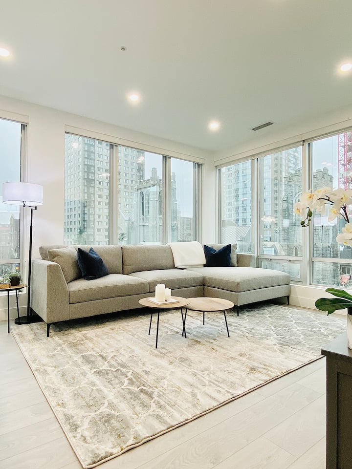*Bright Clean Large New Downtown Unit.* - Vancouver