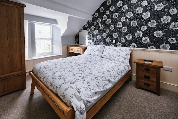 Topdeck Apartment. - Tenby