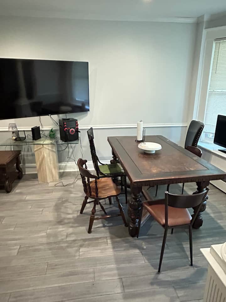 The Front Room W/ Tv And King Size Bed - Albany, NY