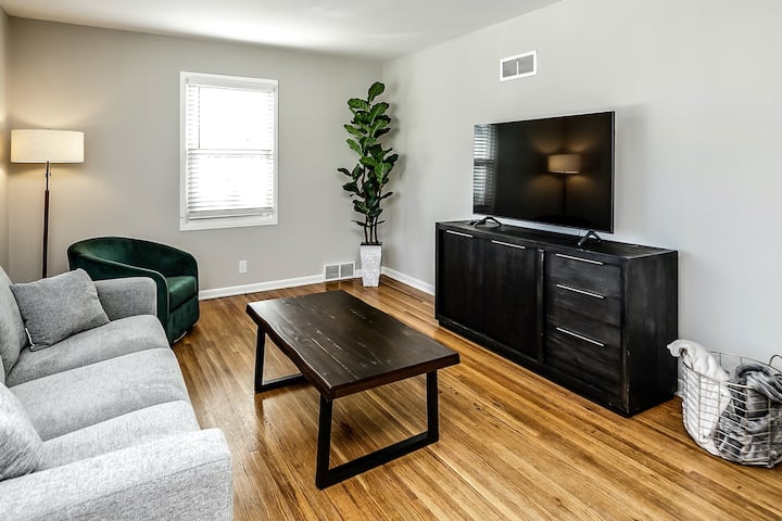 Omaha Retreat - Near Everything! Easy Access - Omaha, NE