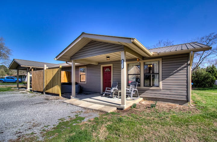 Jaxon's Mountain River Retreat W/ Hot Tub & Views - Pigeon Forge, TN
