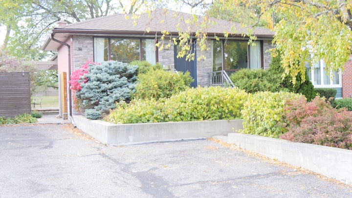 Richview Gardens Suite, Cozy 3 Bdr, Free Parking - Toronto
