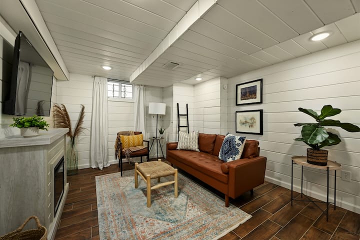 1 Bedroom Stylish & Newly Renovated Apartment! - Lee's Summit, MO