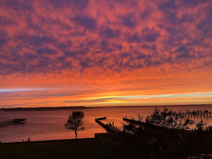 Waterfront Obx Home
Hot Tub Epic Sunsets Sleeps 10 - Kitty Hawk, NC
