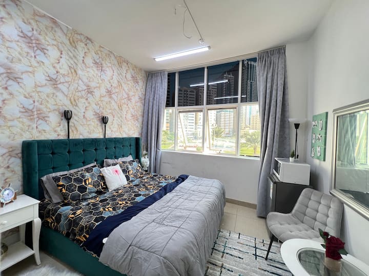 Beautiful Park Facing Bedroom In Down Town Sharjah - Sharjah