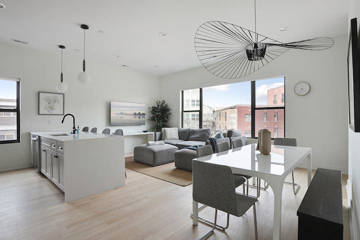 The Exclusive- 7 Bed, 6 Bath Retreat - Chicago, IL