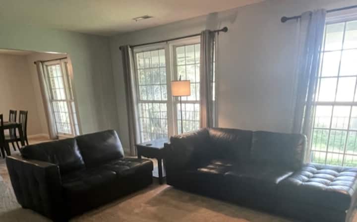Spacious & Centrally Located In Chs Lowcountry - Charleston, SC
