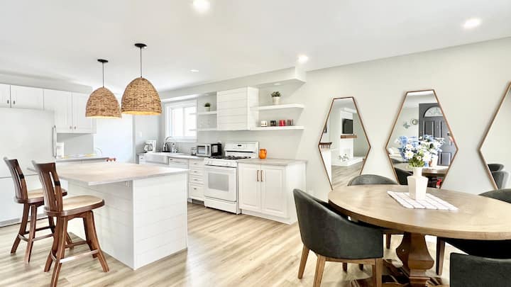 Cozy & Clean, Eastlake Oakville 3 Bed 2.5 Bath - Oakville