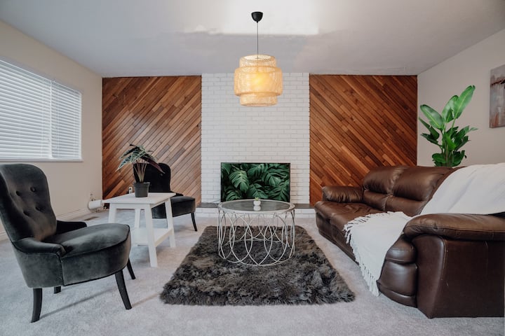 Rustic Wooden Retreat- 2 Mins To Surrey Downtown - Surrey, BC