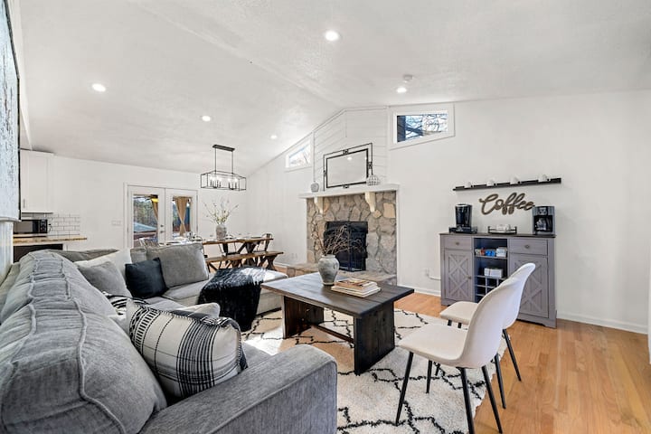 Lake Retreat Boats Welcome| W/hottub| Movie Room - Canton, GA