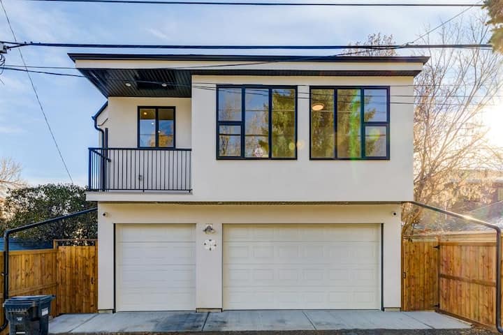 Spacious Private Carriage House W/free Parking - Calgary