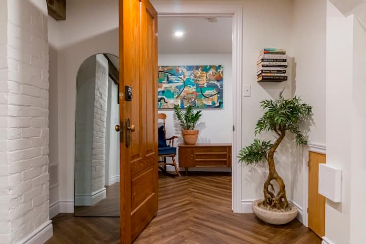 The Black House: A Bright, Private Guest Suite - Hamilton