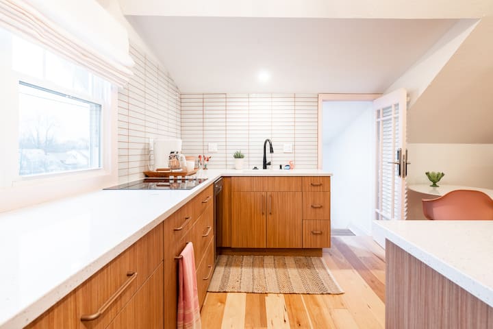 Swanky Mid-modern Hideaway-walk To Restaurants - Cleveland Heights, OH