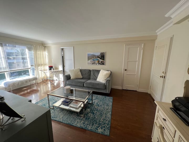 Spacious Luxurious 1 Bed W/ Pool - Los Angeles, CA