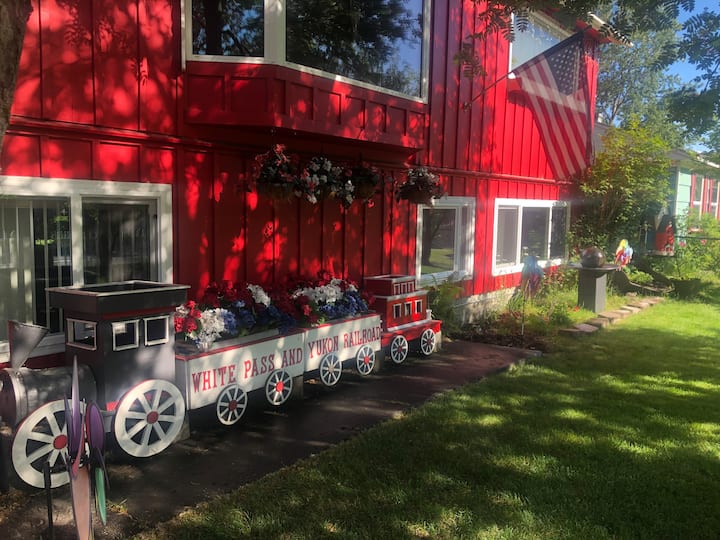 Sourdough Sue's Air Bnb- Lovely Lily White Room - Anchorage, AK