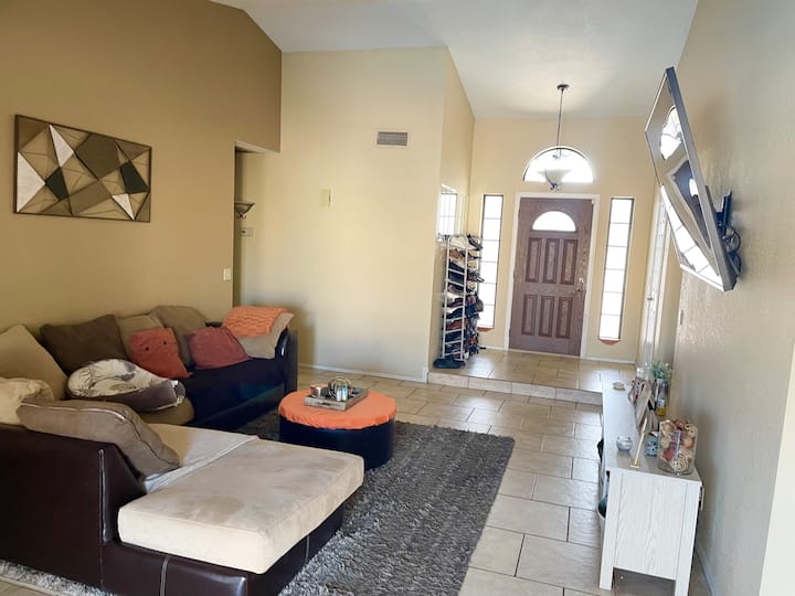 Large Home W/ Pool 6 Mins From Stadium! - Peoria, AZ