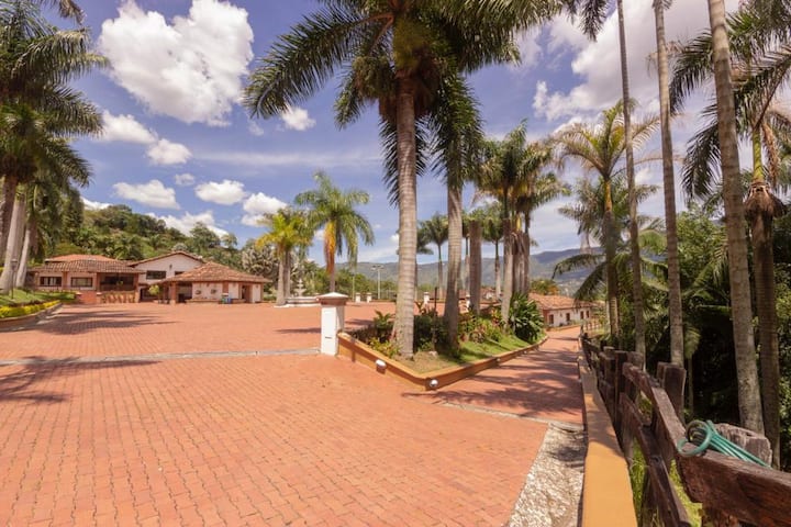 House+parking+tv+pool+kitchen+wifi+bbq @Medellín - Copacabana