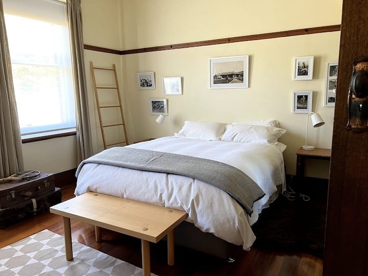 Private Rooms, Historic Farm Homestead - Burnie
