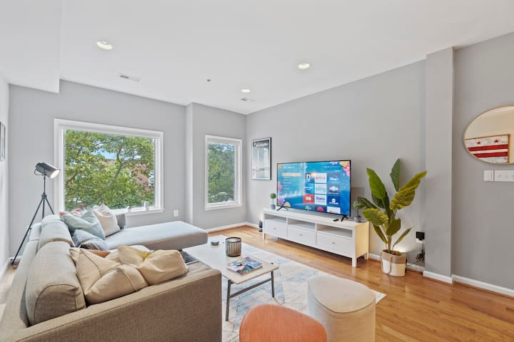 Spacious Dc Retreat | 2-units 4br/5ba By Dcottage - Washington, D.C.