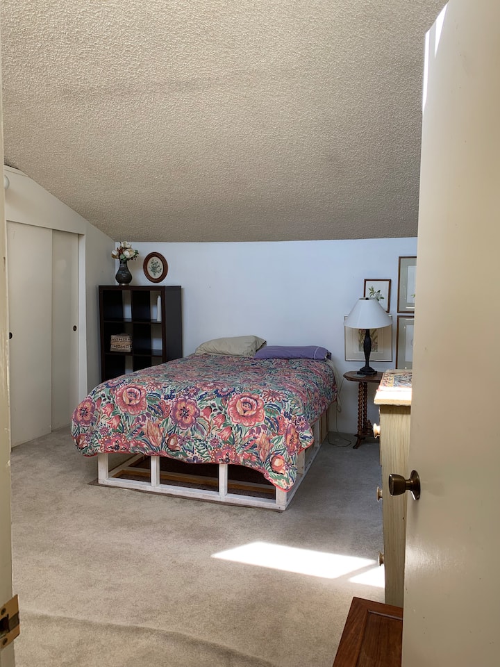 Arty Penthouse Master - Bellevue, WA