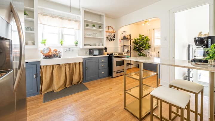 Charming Modern Farmhouse Retreat - Terre Haute, IN