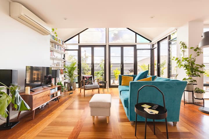 Comfy Room In Modern Apartment - Williamstown