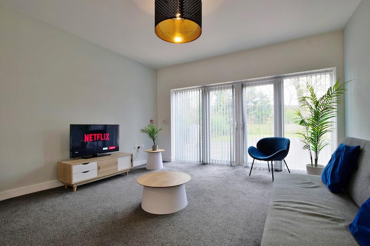 Spacious 2-br Close To Salford Royal With Parking - Salford